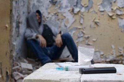 6 Signs of Cocaine Addiction, Symptoms & Effects - CBH